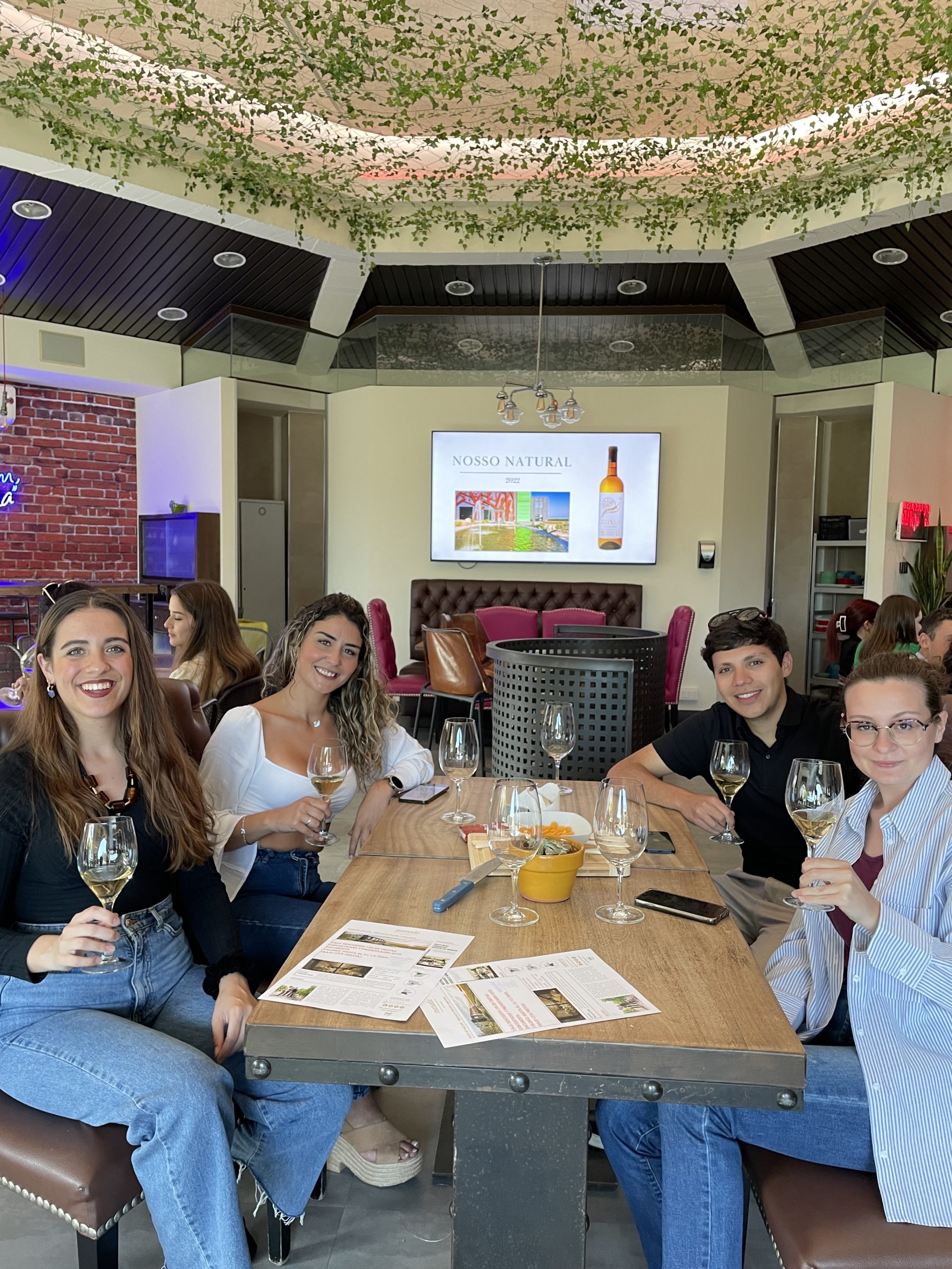 The Les Roches Wine Club raises its glass with Bodegas Menade - Les Roches